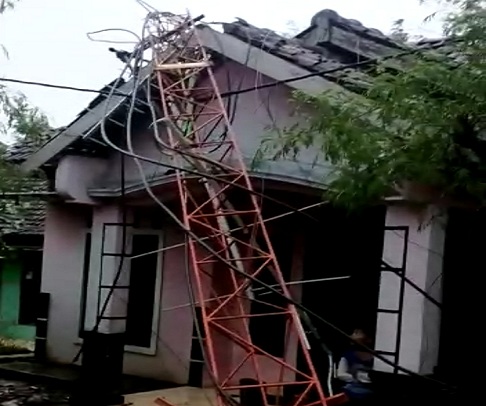 Tower Radio Ambruk, Rumah Rusak Hingga Listrik Padam Total – Radio R2B ...