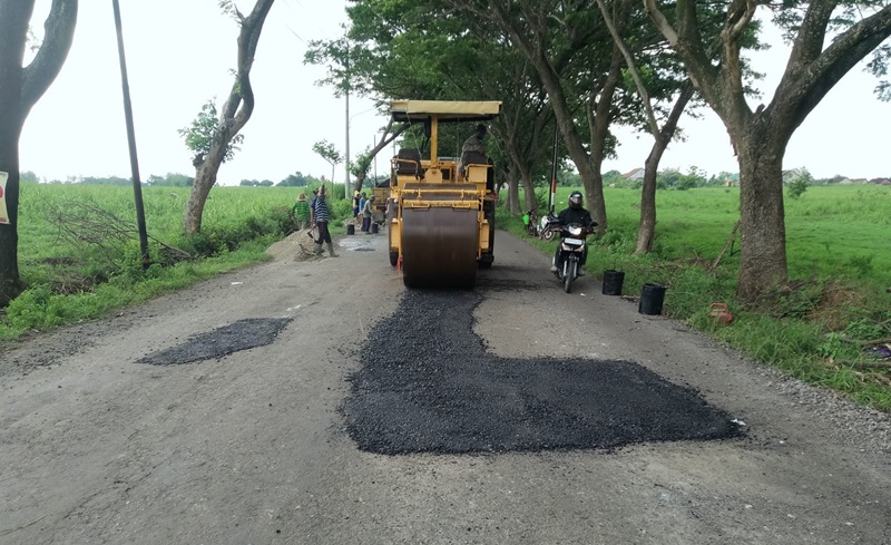 Perbaikan Jalan Mulai Dilakukan, Bupati Tegaskan Selesai Sebelum Lebaran – Radio R2B Rembang